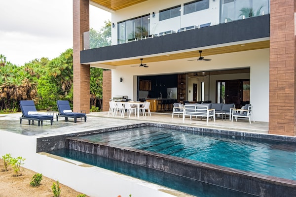 Luxurious Villa With Infinity Pool, Rooftop Deck, Kayaks & Lagoon Views - Placencia