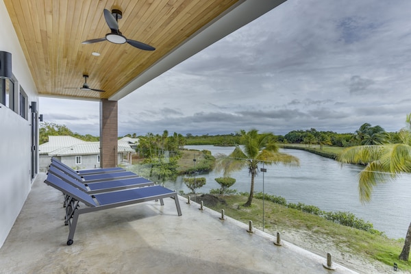 Serene Villa With Infinity Pool, Waterfall & Modern Amenities - Placencia
