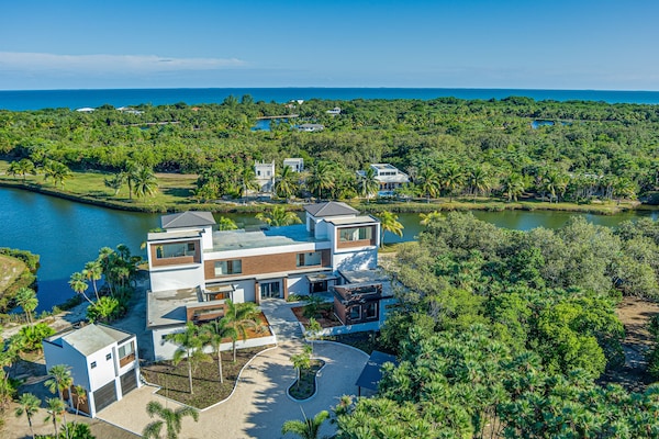 Spacious Retreat With Private Pool, Rooftop Deck, Kayaks, And Pet-friendly Perks - Placencia