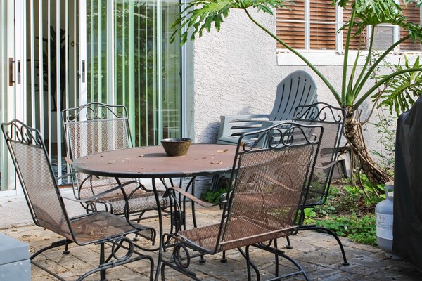 Charming Dog Friendly Home With Central Location & Outdoor Patio - Treasure Island, FL