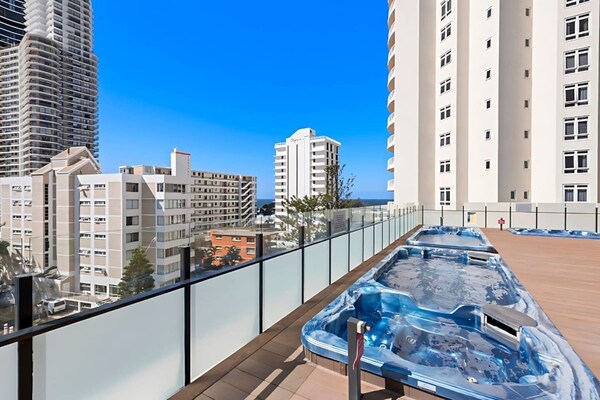 View Avenue By The Beach And Esplanade With Hot Tub - Surfers Paradise