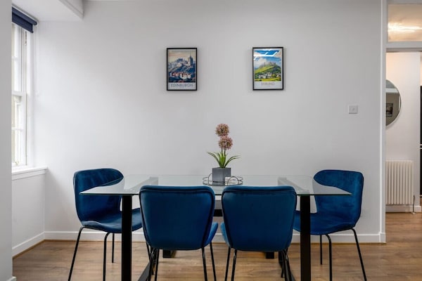 Castle Esplanade Apartment - 던블레인