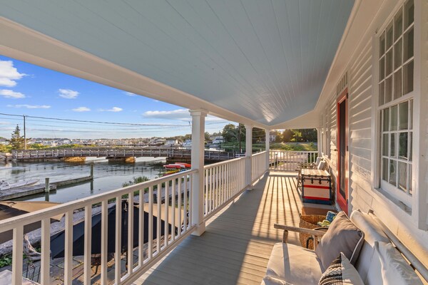 Waterside Retreat! 4br/3ba With Private Dock/views - Madison, CT