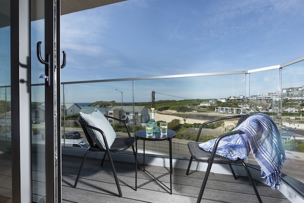 Apartment 5, Oasis Sands -  An Apartment That Sleeps 6 Guests  In 3 Bedrooms - Newquay