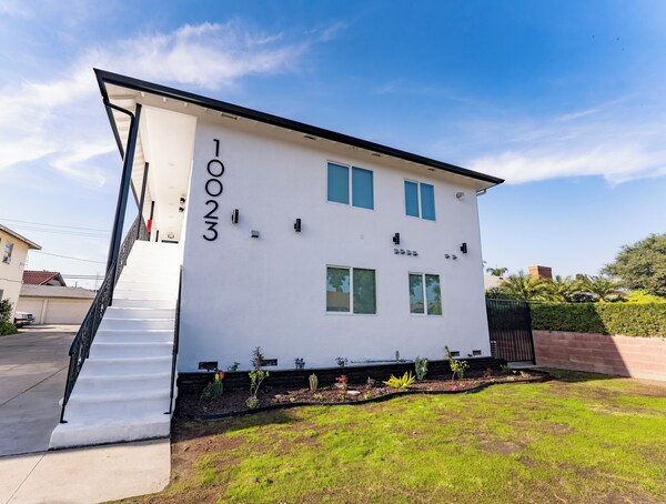 Luxury Living Redefined With A Charming 2-bedroom Apartment In Downey - 惠提爾
