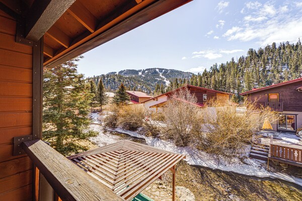 < Half-mi To Red River Ski Area: Townhome W/ Patio - Red River, NM