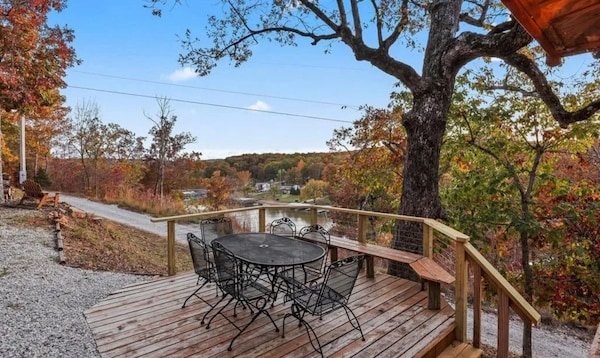 Picturesque 3-bedroom Cabin Hideaway In A Wooded Setting With A Lake View! - Lake of the Ozarks, Climax Springs