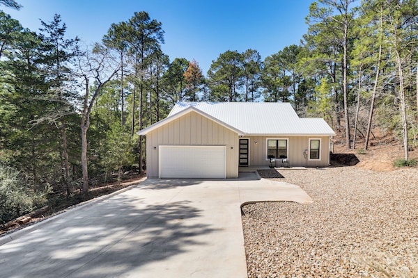 Hot Tub, Game Room & Fire Pit: Evergreen Escape' - Bastrop, TX