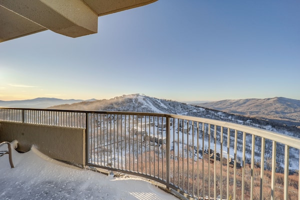 Mountain Views & Pool Access: Sugar Mountain Condo - Sugar Mountain, NC