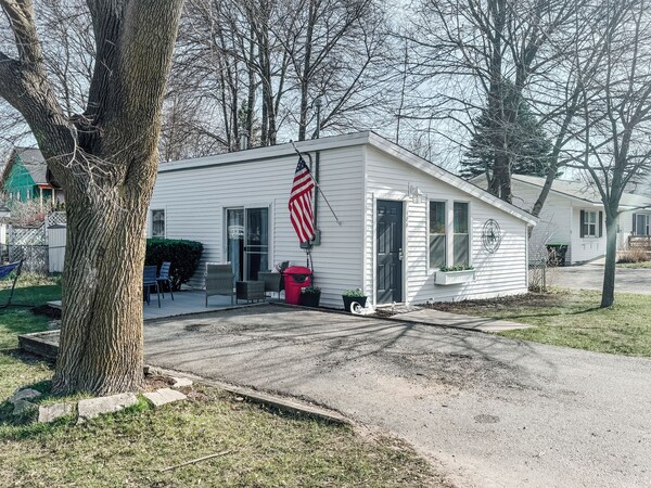Relax & Re"coop" At The Coop Cottage Charlevoix! - Charlevoix, MI