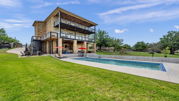 Sweet Life Lake Lbj Grand Getaway: Private Beach, Pool & Entertainment Oasis For 16! - Kingsland, TX