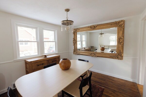 Charming & Cozy 2-bedroom Retreat Near Lake Minnetonka  Perfect Family Place - Lake Minnetonka, Wayzata