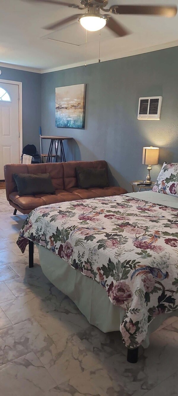 Central City Nook W/fenced Backyard - Corpus Christi, TX