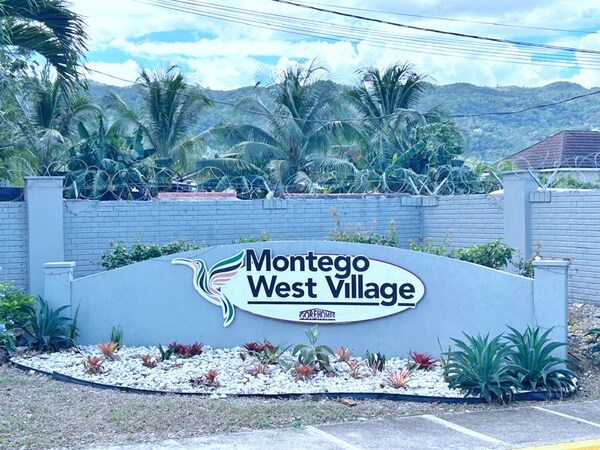 Cozy 2-bedroom Tropical Retreat In Montego Bay. Free Parking, Ac, Wifi, King Bed - Montego Bay