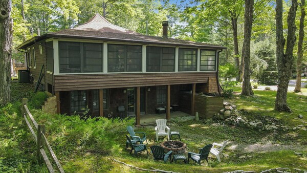Updated Cabin Sleeps 8. Pet Friendly, And Has Private Neighborhood Beach. - Charlevoix, MI