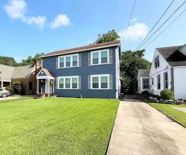 Enjoy A Stylish Experience At This Centrally-located Duplex - Beaumont, TX