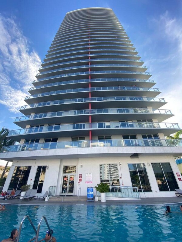 Stunning 2b/2b With Beach Service & Breathtaking Views - Hallandale Beach, FL