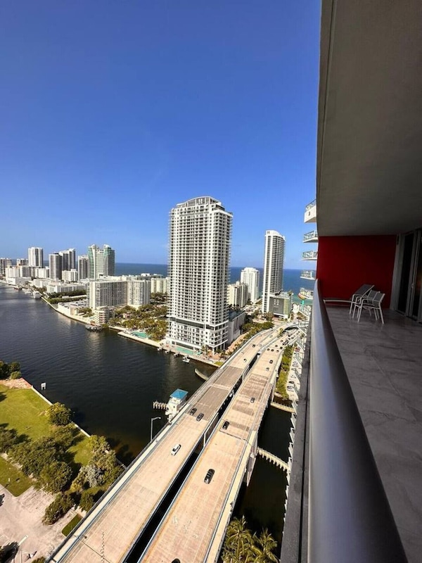 Apt 2b/2b Miami Beach W/kitchen And Beach Service - Hallandale Beach, FL