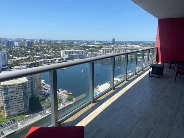 Stylish 3br/2ba Miami Beach W/modern Amenities And Views - Hallandale Beach, FL