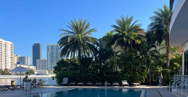 Miami Beach Apartment W/incredible Views Beach Service - Hallandale Beach