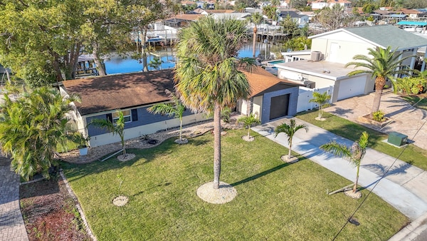 Stunning Waterfront Resort-style Experience! - Clearwater, FL