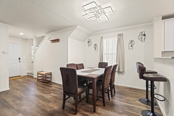 4-bedroom Home Feat. Wi-fi, Ac, Arcade, And A Playground In San Antonio - Helotes, TX
