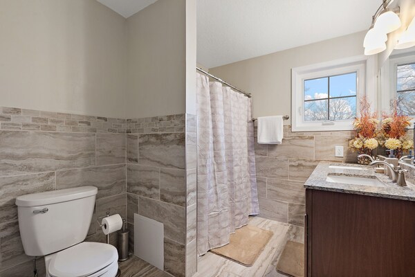 Stylish & Spacious Retreat - With A High Tech Movie Theater Near Dt Minneapolis - Blaine, MN