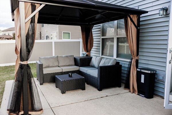 Modern 3-bedroom Townhome With Full Amenities  Your Home Away From Home! - Splash Pad, Channahon
