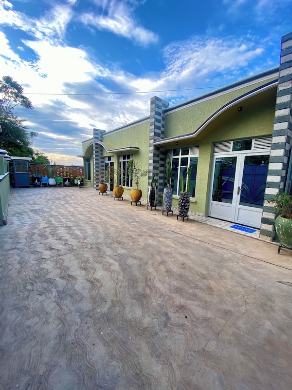 Lux 1+1- Centrally Located,fast Wi-fi & Parking - Kigali