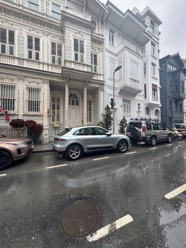Historic White Mansion Bosphorus & Church View - Maltepe