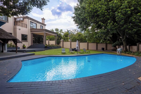 11 Hotel Suites In Northcliff With Ac, Wi-fi, Swimming Pool & Free Breakfast. - Johannesburg