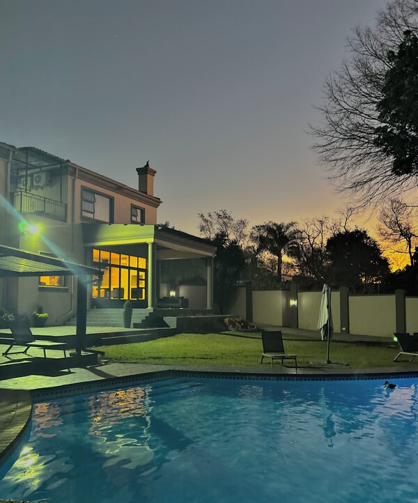 Serene Hotel With Outdoor Pool & Inclusive Breakfast In Tranquil Northcliff. - Johannesburg