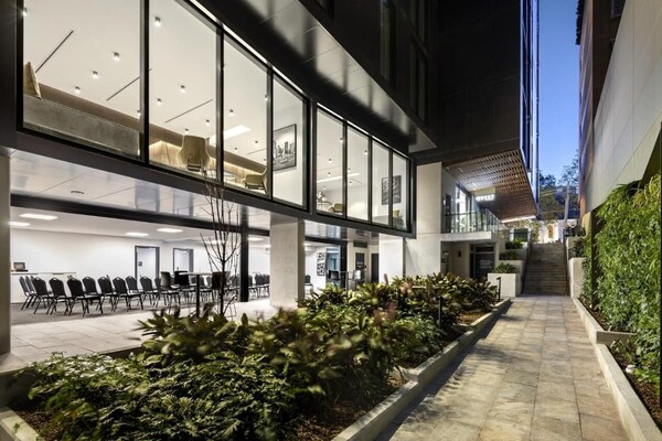 Wheelchair Accessible 1 Bedroom  Apartment At Miller Street, North Sydney - Gordon