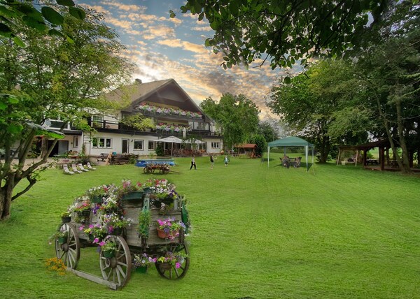 Das Landhaus Liegt In Ruhiger Lage, Nahe Wander- Und Radwege & An Der Autobahn. - Warburg