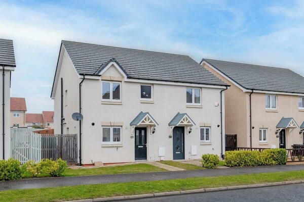 3 Bedroom House-private Parking - Musselburgh
