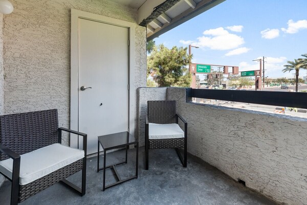 Pet Frndly, Chill 2br Near Asu, Pool, Grill, Prkng - Gilbert, AZ