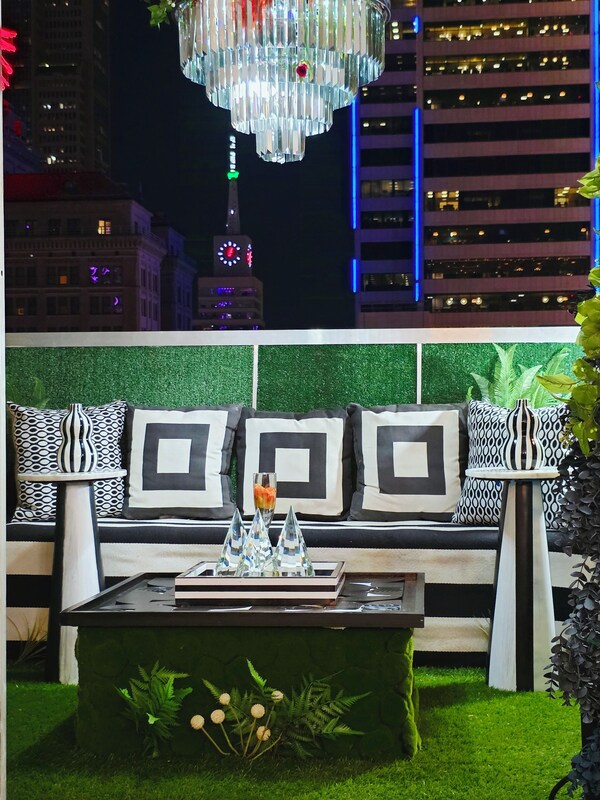 Guest Favorite - 24th Floor  Open-air Terrace 1/bd Apt + 180° Skyline Views - Victory Park - Dallas