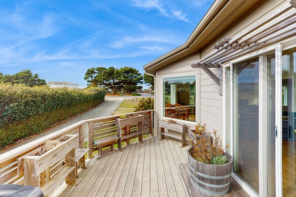 Charming Home With Wifi, Deck, & Grill - 1 Block To The Beach - Bandon, OR