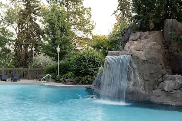 Close To The Riverfront Park & Spokane Falls! With Outdoor Pool Onsite! - Spokane, WA