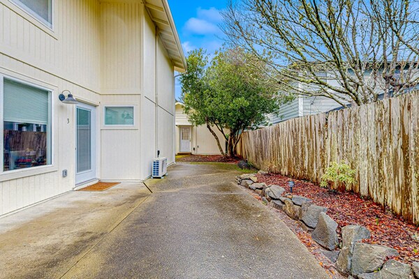Spacious Condo, Close To The River, With Wifi, Streaming, Washer/dryer - Florence, OR