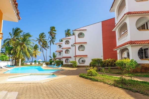Bamburi Beach Villa - Mombasa
