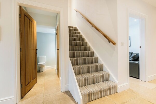 Large, Modern Farmhouse With Hot Tub And Beautiful Countryside Views - Catterick