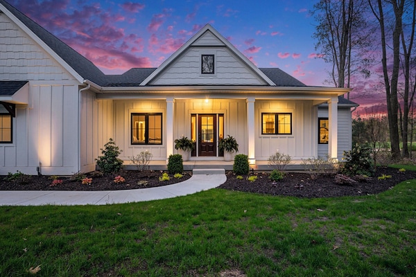 Saugatuck Oasis-pond, Pool, Hot Tub, Game Room, Fire Pit, Walk To Town-sleeps 12 - Saugatuck, MI