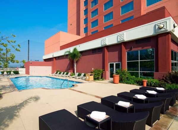 Embassy Suites Anaheim South: Pool, Suites & Family-friendly Fun - Placentia