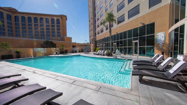 Spacious Suite Near Disneyland And Anaheim Gardenwalk - Onsite Swimming Pool - Santa Ana, CA