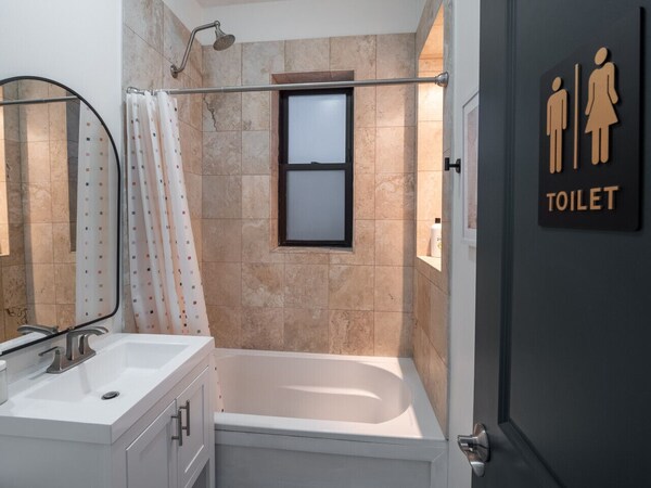 Wrigleyville Suites Room 5 - Oak Park, IL