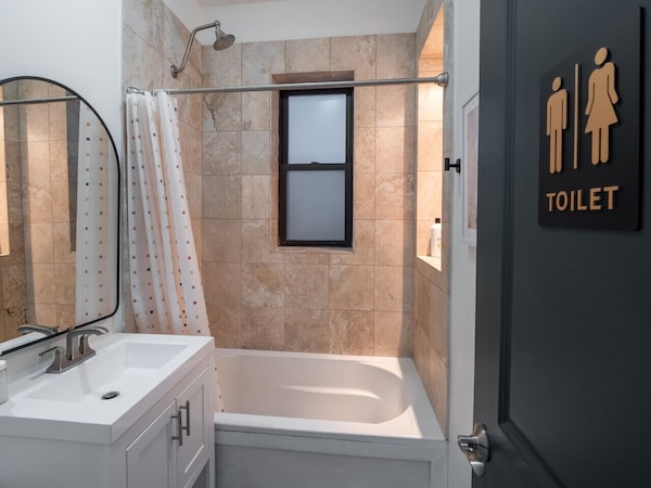 Wrigleyville Suites Room 5 - Oak Park, IL