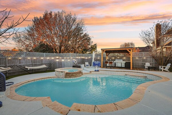 Heated Pool, Private Gym, Gaming Room & Pizza Oven-your Perfect Vacation - Lancaster, TX