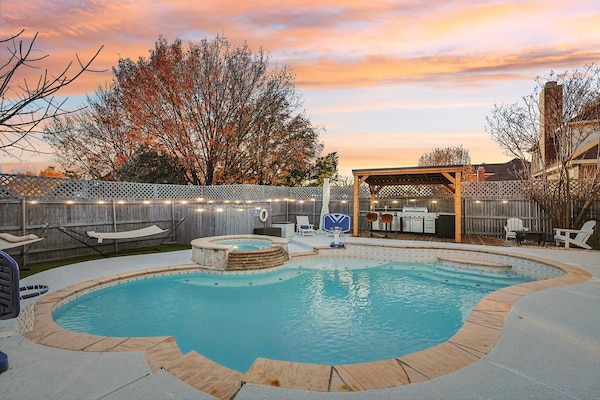 Heated Pool, Private Gym, Gaming Room & Pizza Oven-your Perfect Vacation - Lancaster, TX