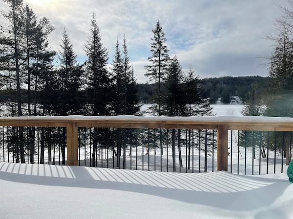 New Waterfront Cottage On Lac Johnson; Relaxing 4 Season Getaway. Pet Friendly! - Quebec